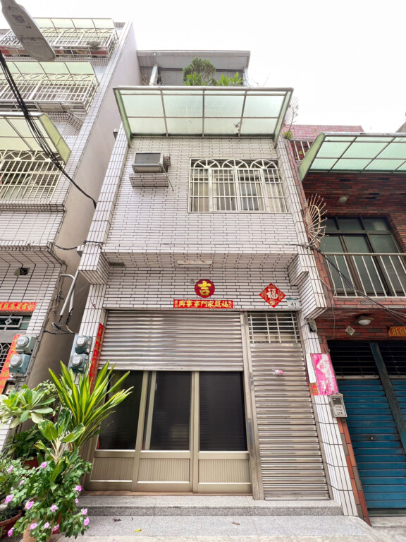 高雄市鳳山區鳳南路透天厝♥ღ五甲商圈♥ღ近家樂福活巷邊間透天 房屋出售 樂屋網