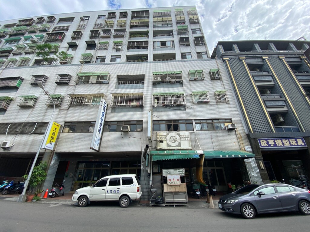 高雄市鳳山區文化路電梯大廈鳳山車站大潤發旁12樓黃金騎樓店住皮哥 房屋出售 樂屋網