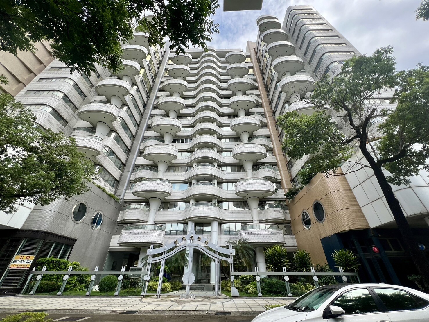 稀有釋出｜50米民生綠蔭精品2房25衛子母車位 高雄市前金區當代紀念座買房子、房屋出售 樂屋網
