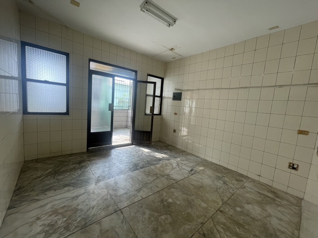 高雄市前鎮區廣東三街透天厝透天大樓價出價就談光華夜市商圈輕軌超值透天 房屋出售 樂屋網