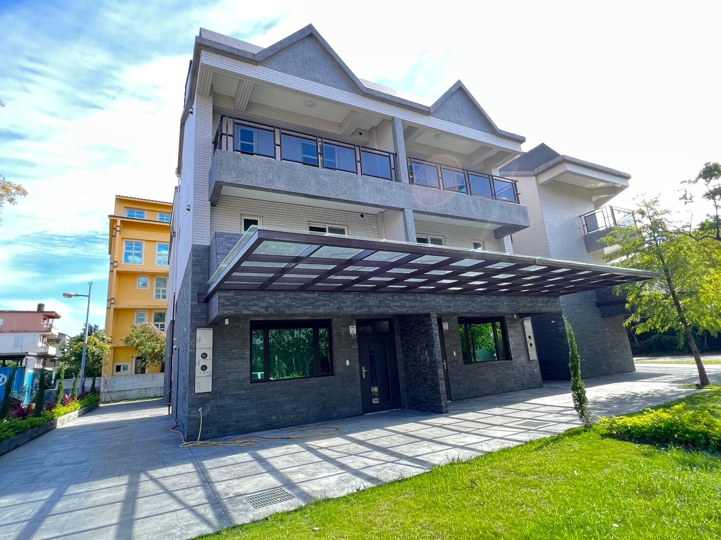 台屋好惠吃 縣政高鐵2分鐘大面寬雙併別墅 宜蘭縣宜蘭市買房子、房屋出售 樂屋網