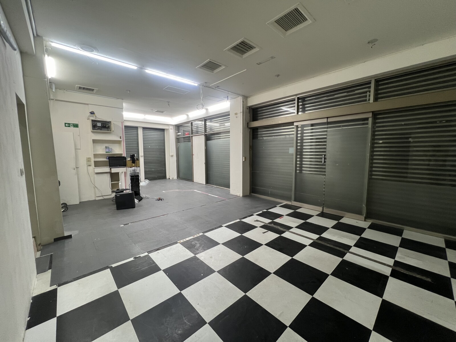 台中市中區臺灣大道一段華廈台中火車站 大面寬雙店面餐飲門口就有公車站牌 房屋出租 樂屋網