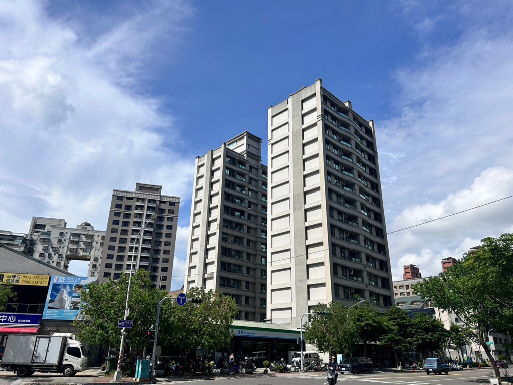 美術名家高雄市鼓山區美明路電梯大廈美術館高樓明亮通風31房平面車位 房屋出售 樂屋網