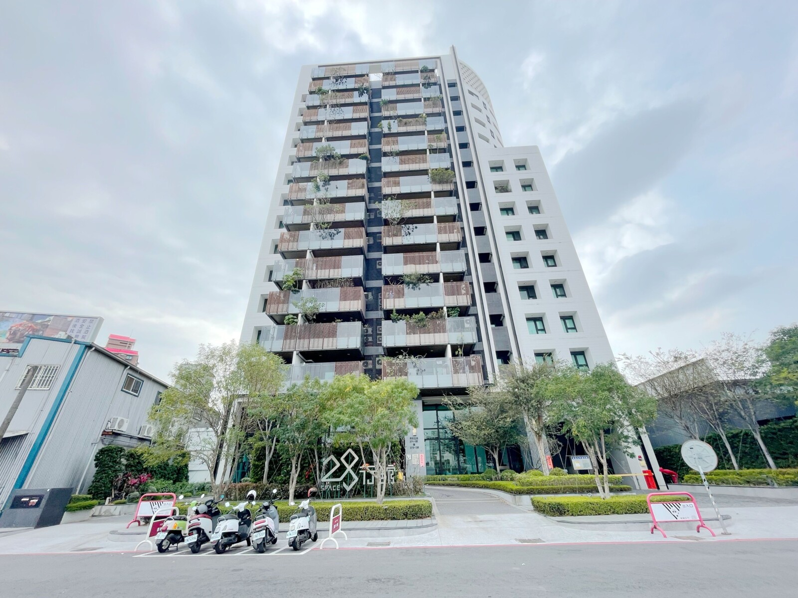 28行舘高雄市仁武區京中五街電梯大廈仁武 28行館 高樓層兩房平車 房屋出售 樂屋網