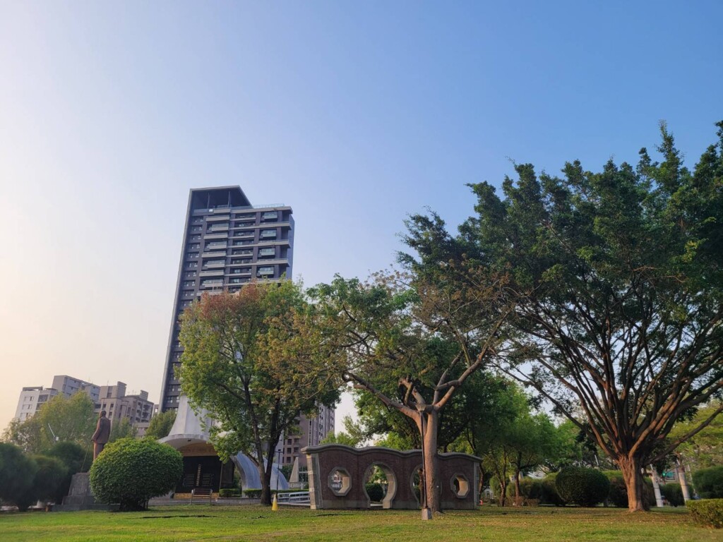 富宇光之建築台中市北屯區崇德十一路電梯大廈獨家 ️11期光之建築四房雙平車秒殺件。店長推薦 房屋出售 樂屋網
