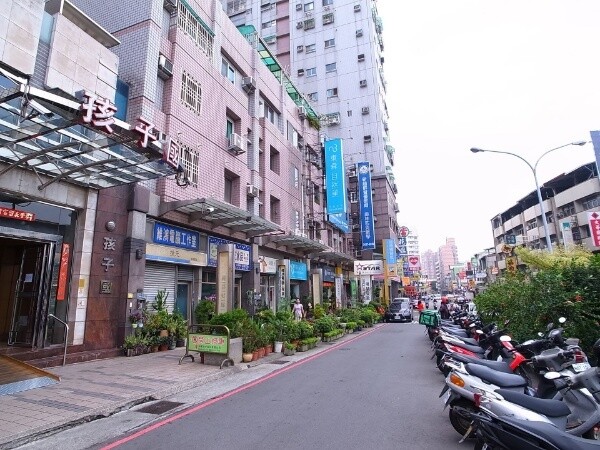 孩子國社區台中市北屯區東山路一段透天厝好市多旁東山商圈孩子國住家6房~張景勝~最謹慎 房屋出租 樂屋網