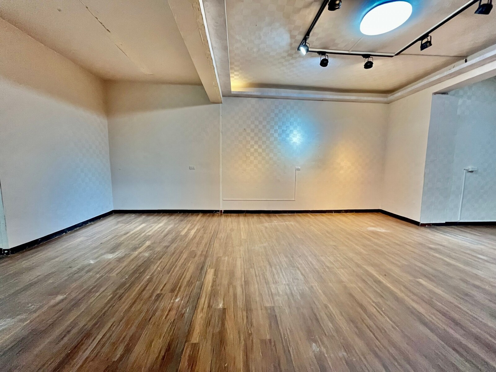 新北市泰山區中華街公寓泰山近星巴克面寬住辦一樓 房屋出租 樂屋網