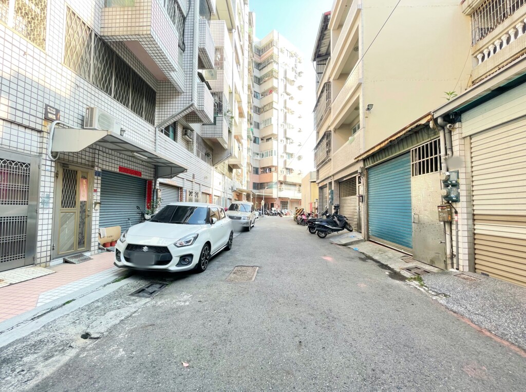 高雄市左營區榮總路透天厝曼婷推好屋|左營榮總商圈 活巷傳統格局車庫透天 房屋出售 樂屋網