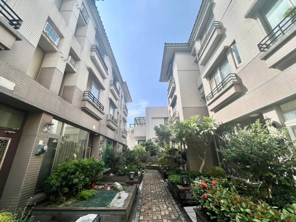 台中市沙鹿區正德路透天厝【秝莛】低總價|北勢商圈|邊間人車分道花園別墅 房屋出售 樂屋網