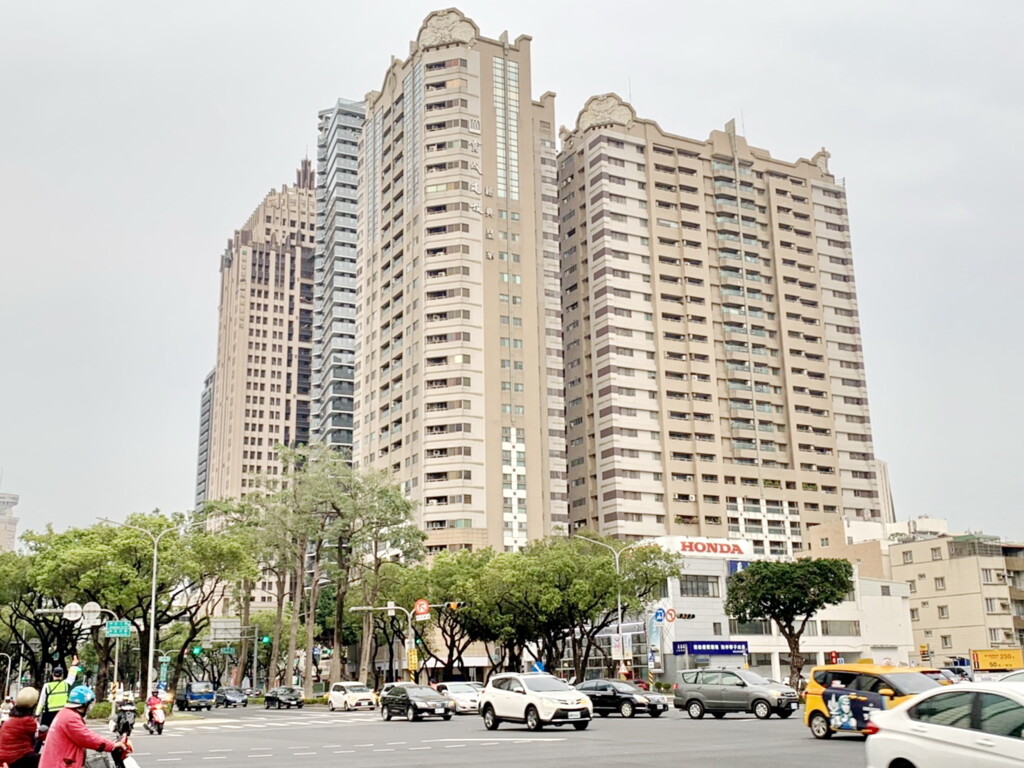 高雄市苓雅區民族二路透天厝文化中心商圈~信義國小捷運站民族路商五賺錢店面 房屋出售 樂屋網