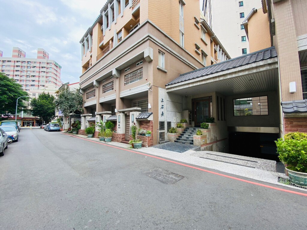 台中市西屯區西屯路二段別墅西屯逢甲震後雙車側院六房臨路別墅 房屋出售 樂屋網