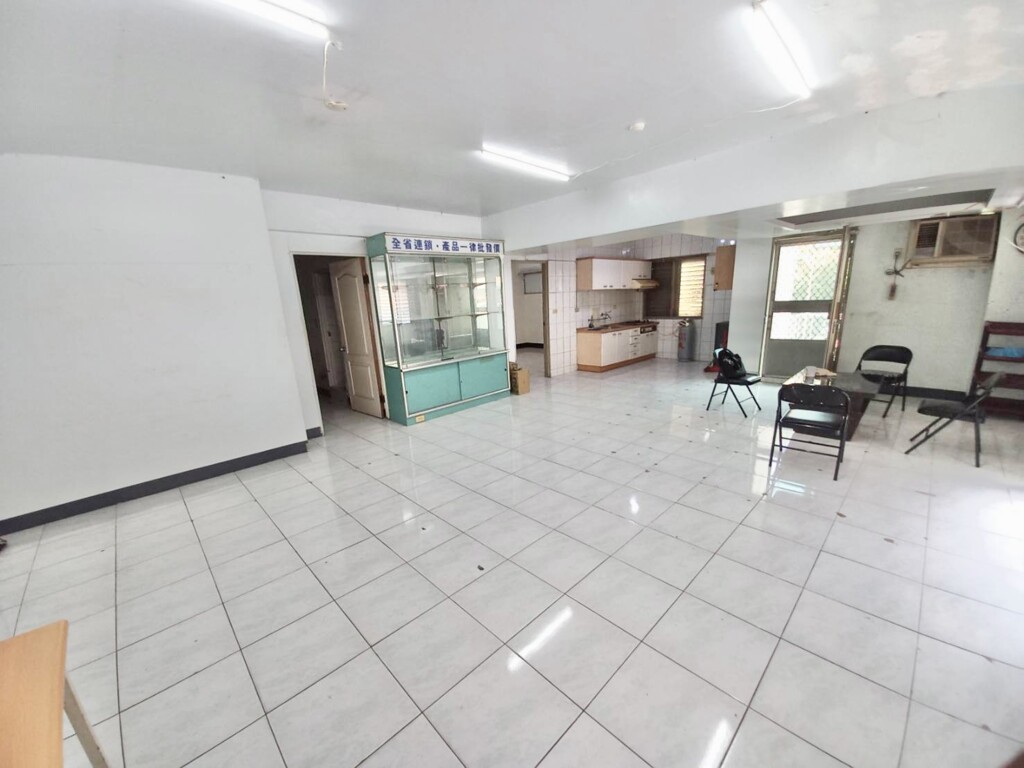 台南市安平區育平八街電梯大廈安平區公所一樓黃金大店住 ~ 門口可停雙車 房屋出租 樂屋網