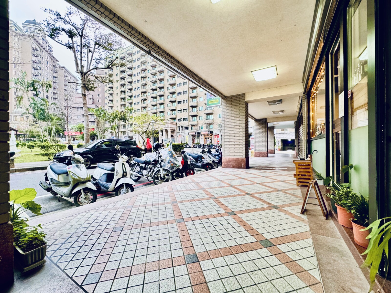 桃園市蘆竹區吉林路電梯大廈上南崁吉林公園正對面收租賺錢金店面 房屋出售 樂屋網