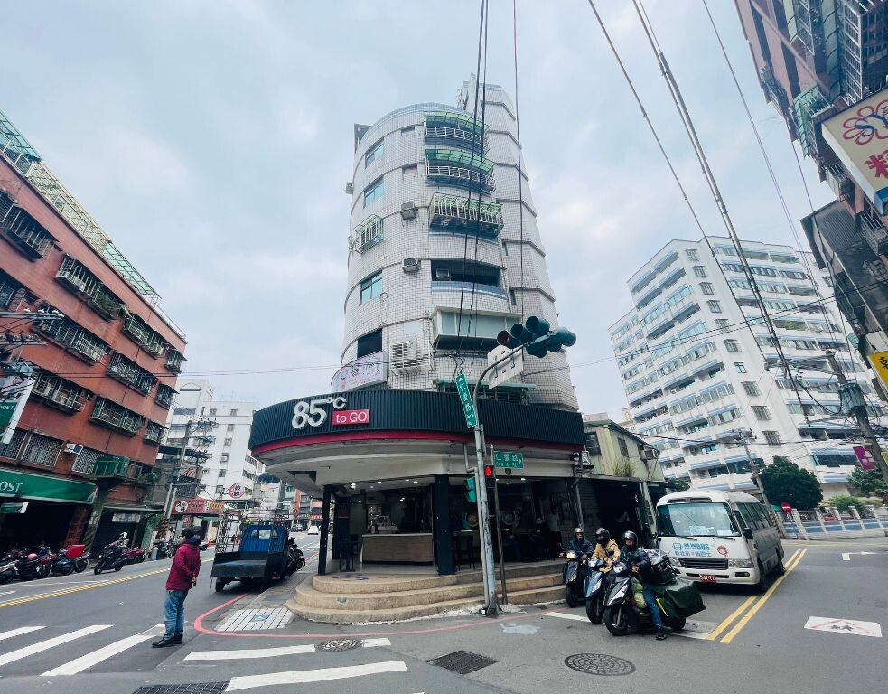 新北市泰山區明志路一段華廈 台灣又誠推薦⭐黃金精華三角窗金店面 ️ 房屋出租 樂屋網