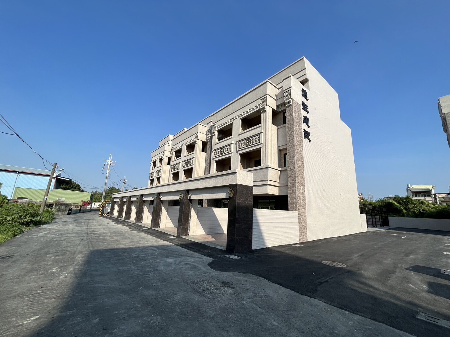 高雄市岡山區灣裡路別墅皇家晶典20期~岡山傳統格局~全新臨路邊間車墅 房屋出售 樂屋網