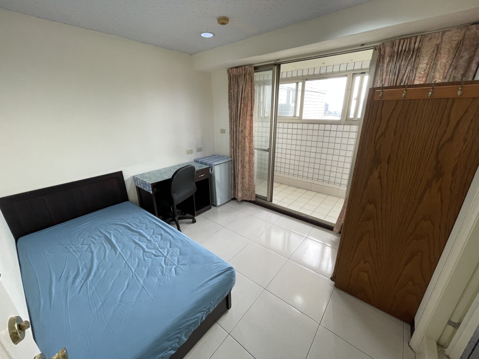 台中市南區忠明南路中興大學電梯大套房~可租屋補助~陽台獨洗~子母車出租 | 樂屋網