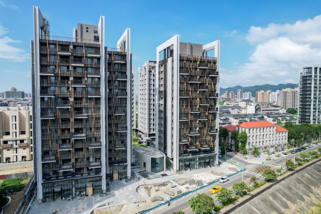 鉅虹森美館台中市北屯區旱溪西路三段電梯大廈專任 鉅虹森美館朝南面河岸 全新未住大三房平車 房屋出售 樂屋網