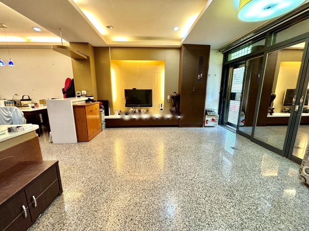 東區五房輕屋齡|臨路大面寬店墅|近旱溪夜市 台中市東區買房子、房屋出售 樂屋網