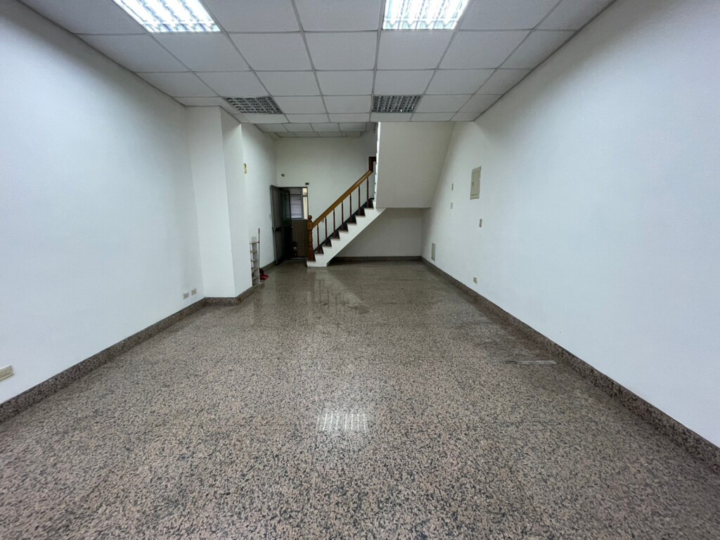歐洲香榭大樓高雄市左營區重化街電梯大廈自由黃昏市場超級商圈文武百市店面 房屋出租 樂屋網