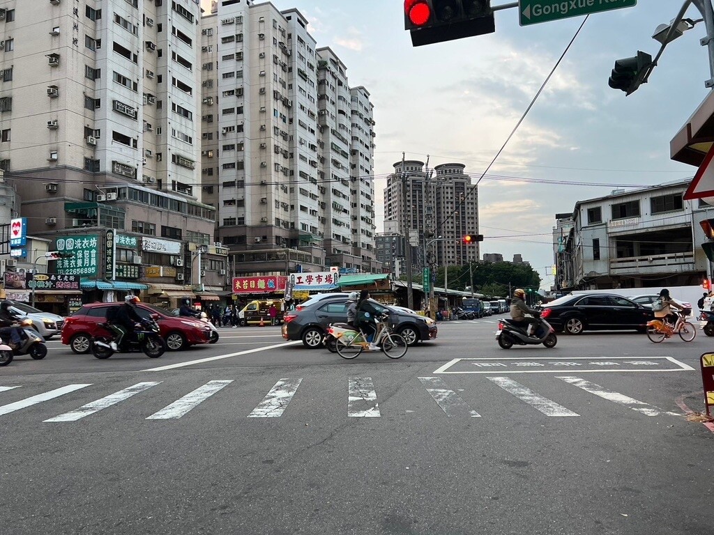 工學商圈富宇擎山次頂樓露臺戶3房雙車位 台中市南區富宇擎山買房子 樂屋網