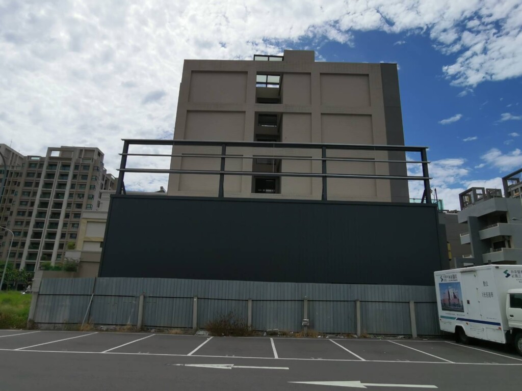 台中市烏日區榮和路店面『烏日林新醫院旁廣告牆』位於停車場廣告牆地點明顯 房屋出租 樂屋網