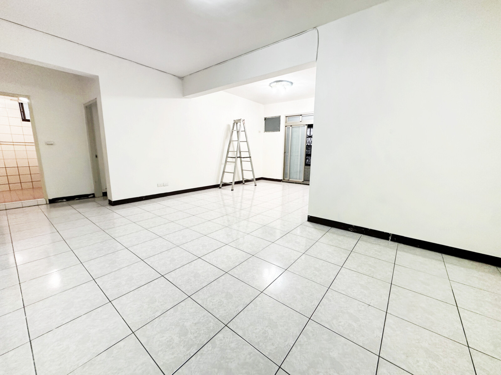 新北市新莊區後港一路r3b25)捷運丹鳳【採光3房2衛】可入籍★有陽台出租 樂屋網