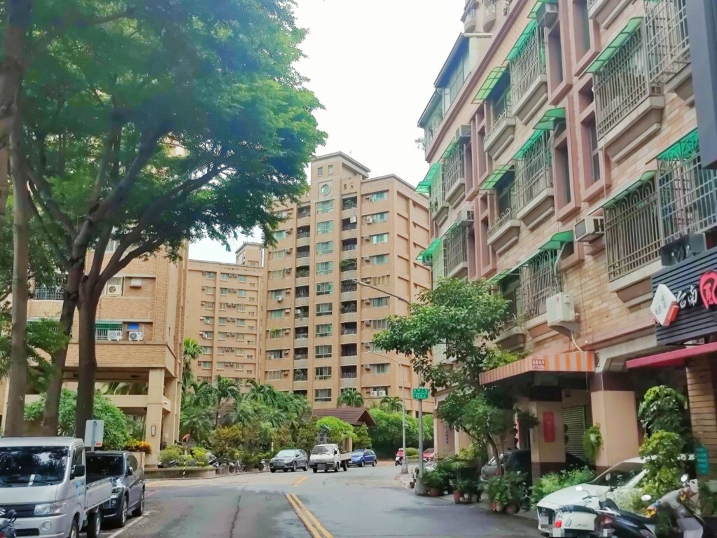 高雄市鳳山區鳳甲二街別墅鳳翔學區10米街上公園旁正五樓騎樓店墅皮哥 房屋出售 樂屋網