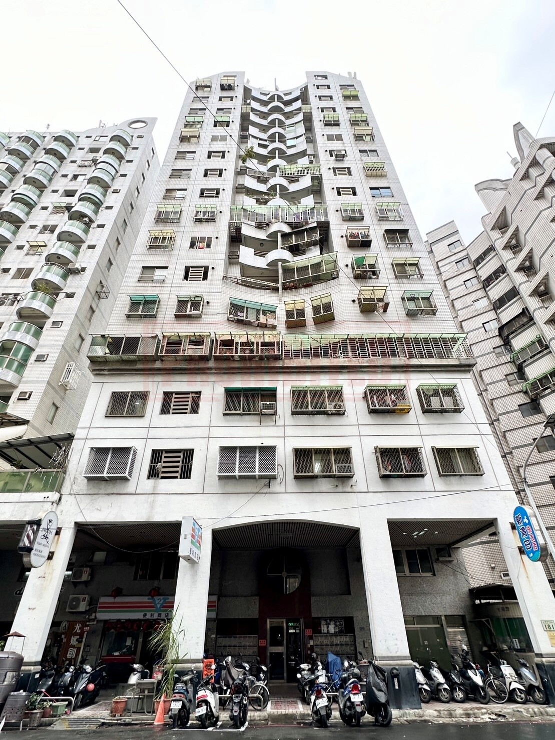 和市璧高雄市三民區鼎華路電梯大廈黃線輕軌鼎山街站鼎山家樂福五米大面寬臨路店面 房屋出售 樂屋網