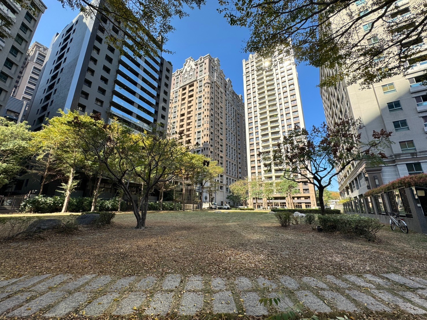 全誠至善遠見真善美至善特區高雄市鼓山區美術東二路電梯大廈美術館 遠見 至真特區 古典優美31房平車 房屋出售 樂屋網