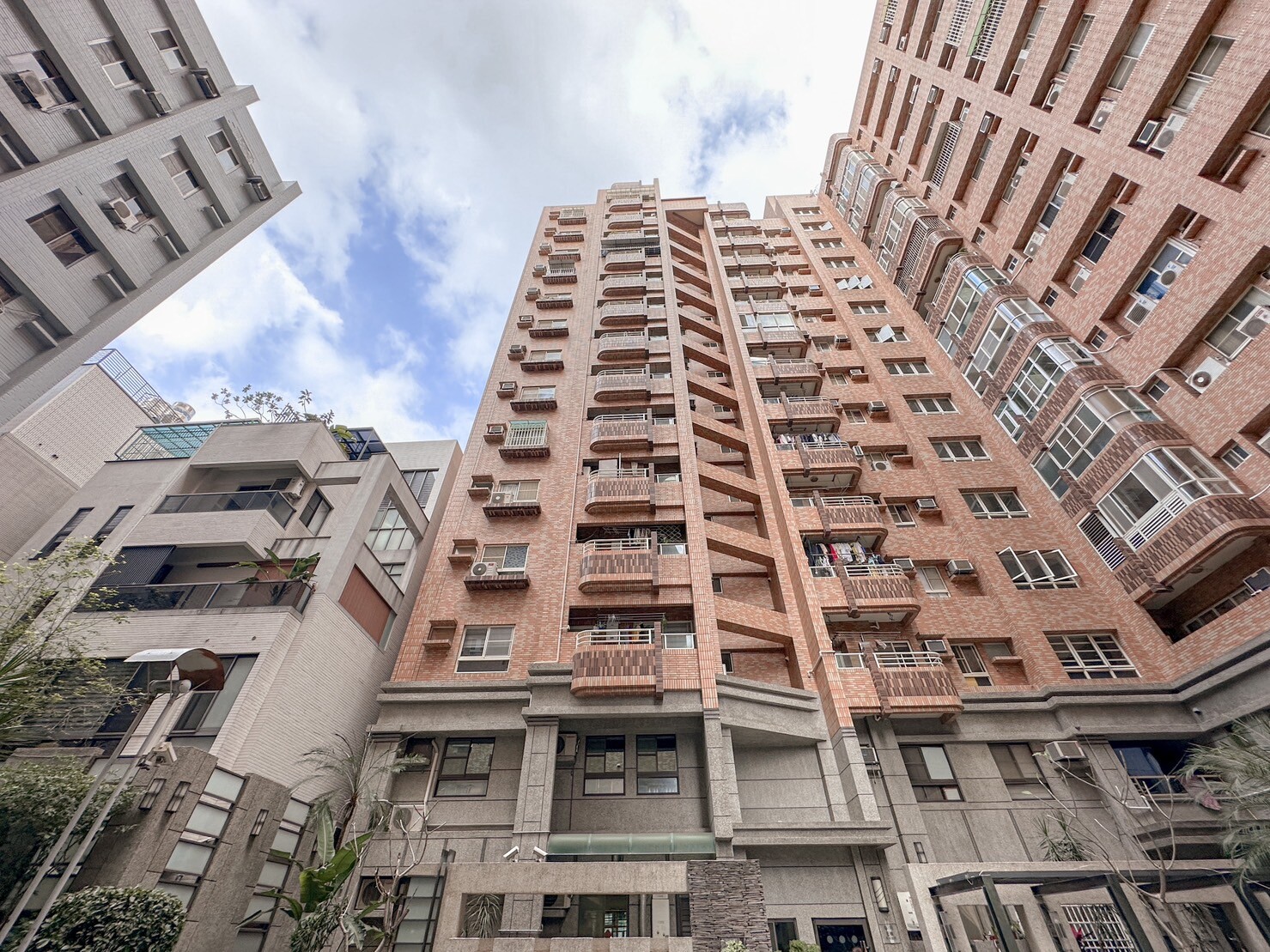 春川大樓高雄市左營區文川路電梯大廈左營國中明亮二房平車含管理費 房屋出租 樂屋網