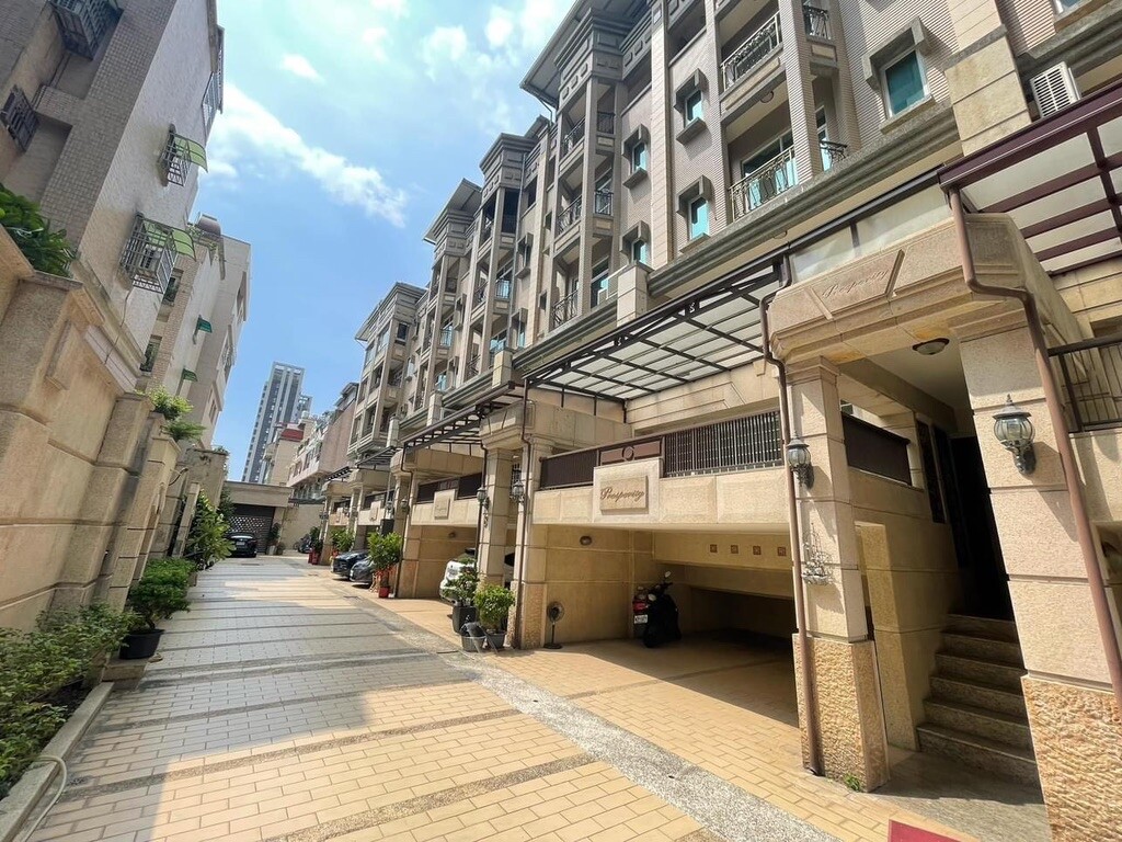 高雄市左營區文恩路透天厝【高鐵左營】電梯雙併車墅【地50坪】 房屋出售 樂屋網