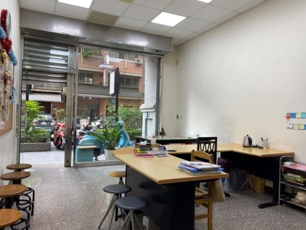 全誠新遠見高雄市三民區鼎祥街電梯大廈河堤社區全誠樓店123 近河堤國小、大地泳池 房屋出租 樂屋網