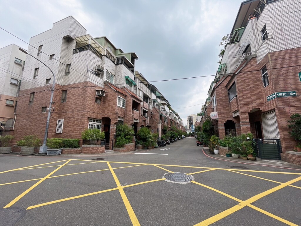 國泰香榭桃園市中壢區榮安三街別墅稀有~內壢後站雙面8米路邊間別墅 房屋出售 樂屋網