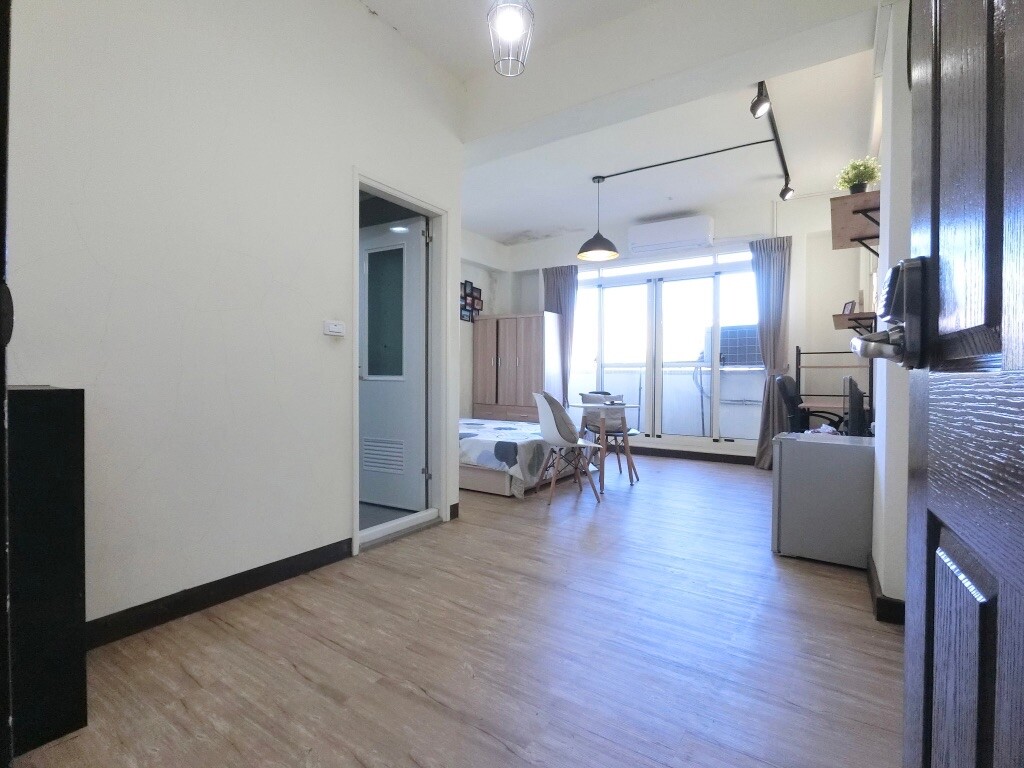 台中市西屯區東興路三段公寓新光遠百走路陽台獨洗超大間木質地板 房屋出租 樂屋網