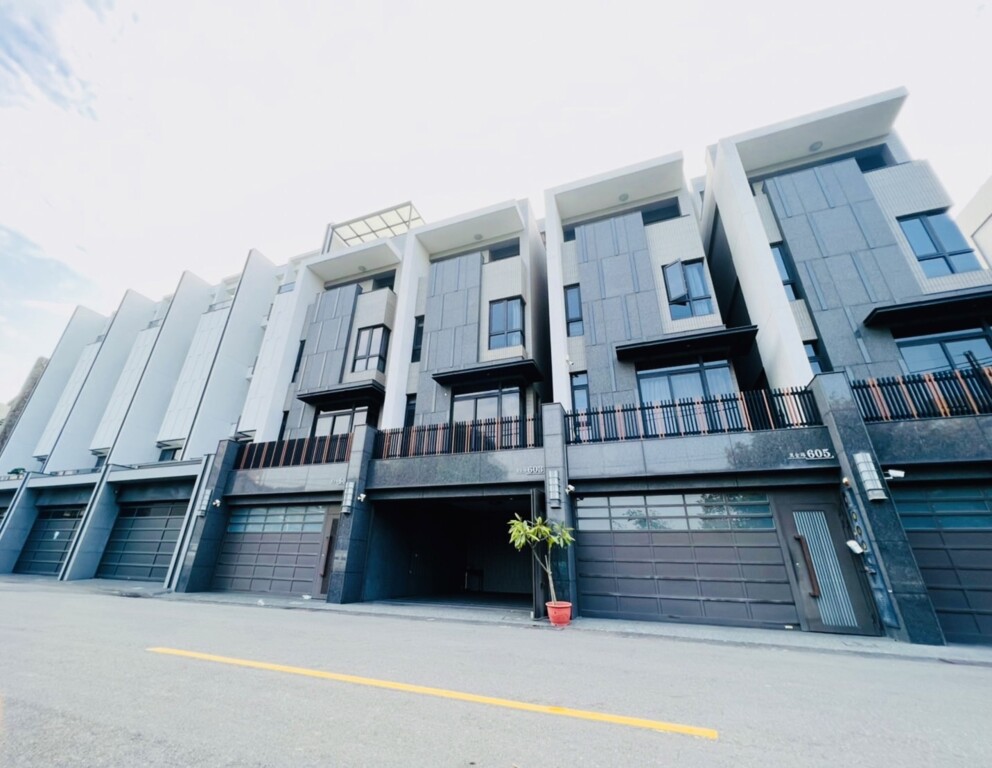 樹向陽高雄市大社區萬金路透天厝~幸福家家久~併排雙車電梯透天 房屋出售 樂屋網