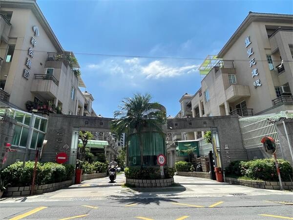 高雄市仁武區永新二街透天厝仁武皇苑橘郡★八卦寮商圈 社區優質車墅 房屋出售 樂屋網