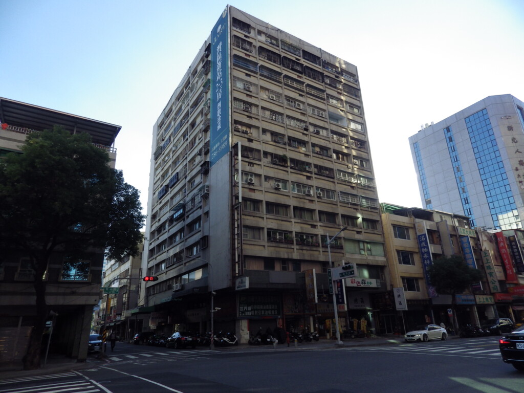 柏麟大廈高雄市新興區七賢一路電梯大廈信義國小雙捷運明星學區低總價大兩房 房屋出售 樂屋網
