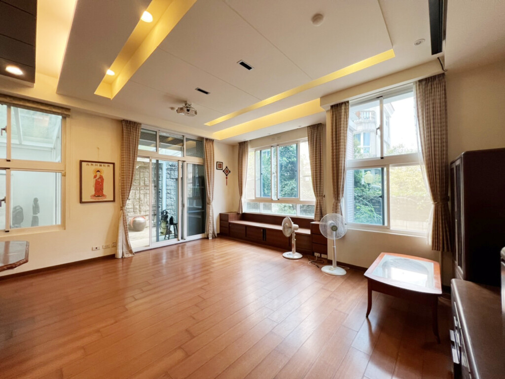 綠中海新北市新店區安祥路電梯大廈 ️綠中海邊間採光一樓大花園 ️住商惠麥 房屋出售 樂屋網