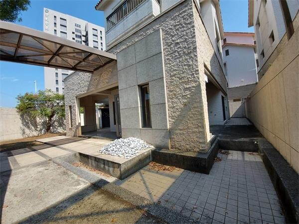 高雄市橋頭區橋新二路透天厝橋頭新市鎮 名發總裁villa三角窗別墅可停四車 房屋出售 樂屋網