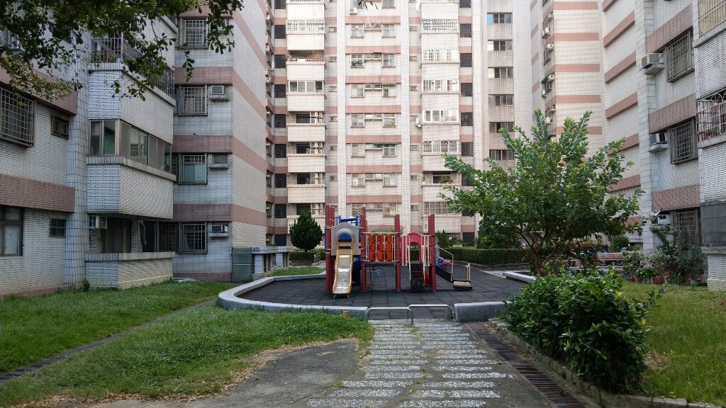 建國新城高雄市鳳山區建國路二段電梯大廈鳳山車站旁建國新城1f庭園宅第 房屋出售 樂屋網