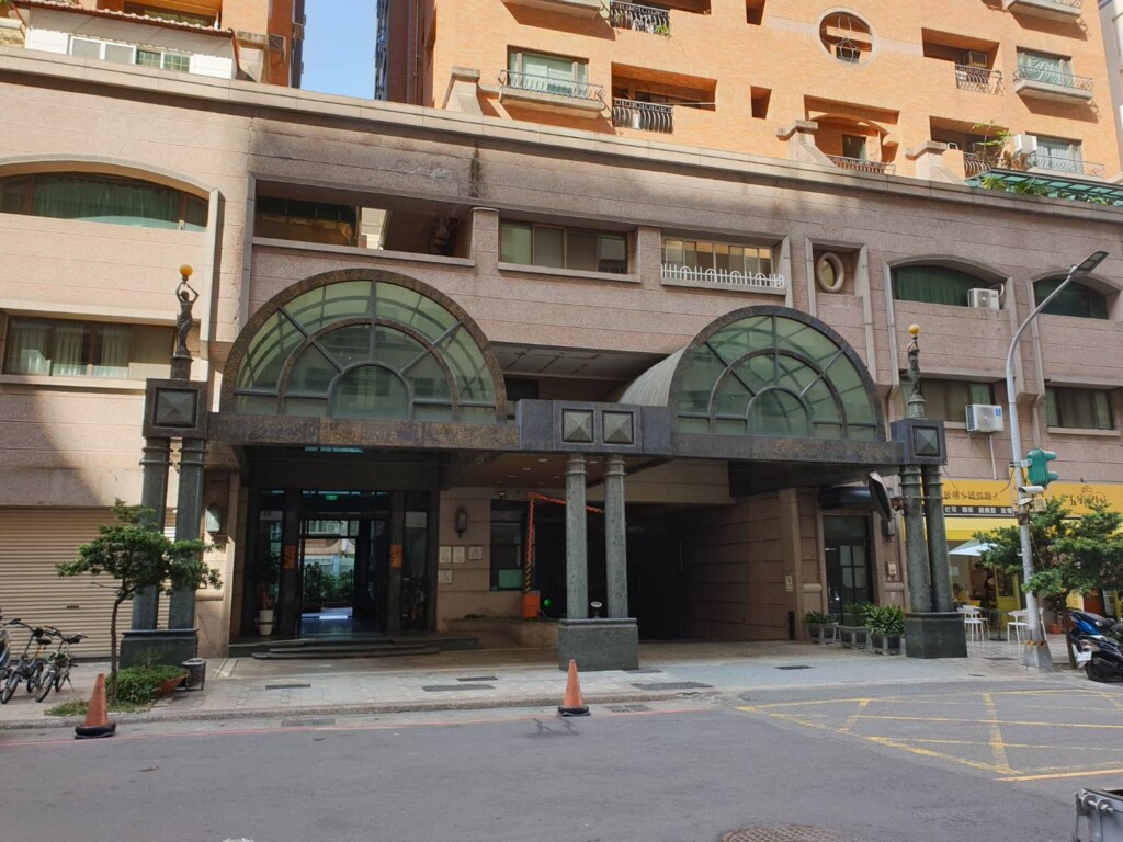 高雄市三民區義明街電梯大廈三民區文學院4房加平車大樓 房屋出售 樂屋網
