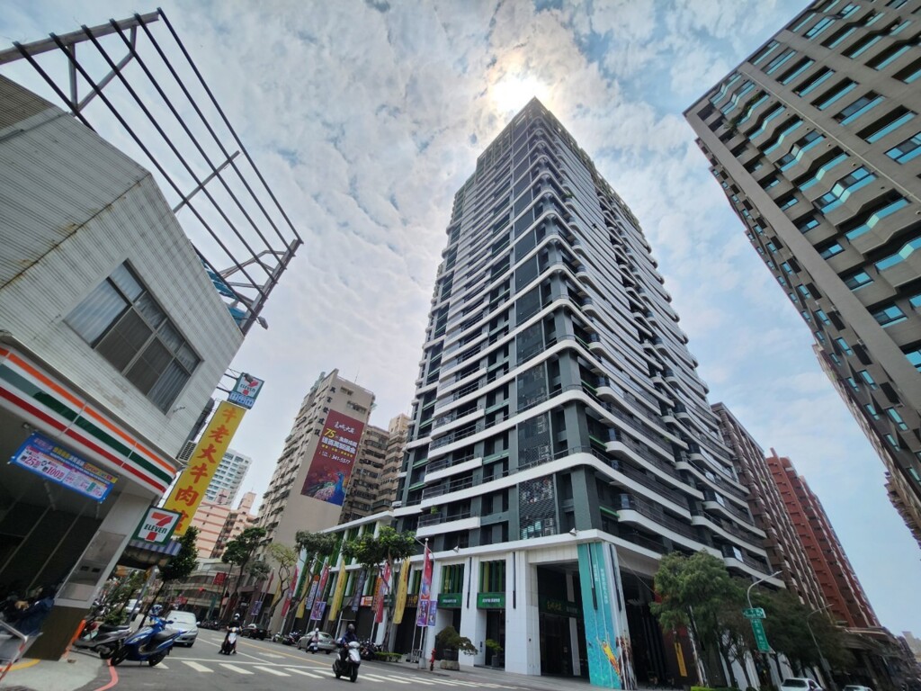 京城大苑高雄市左營區孟子路電梯大廈 京城大苑 高鐵植物園1夾面寬挑高樓店｜誠可議 房屋出租 樂屋網