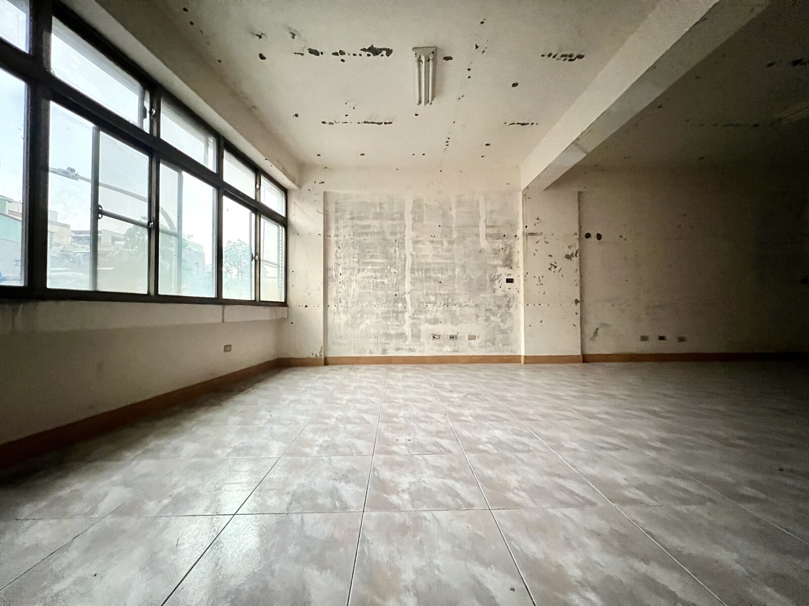 高雄市左營區自由二路左營黃昏市場旁～自由路上賺錢面寬透店出租 樂屋網