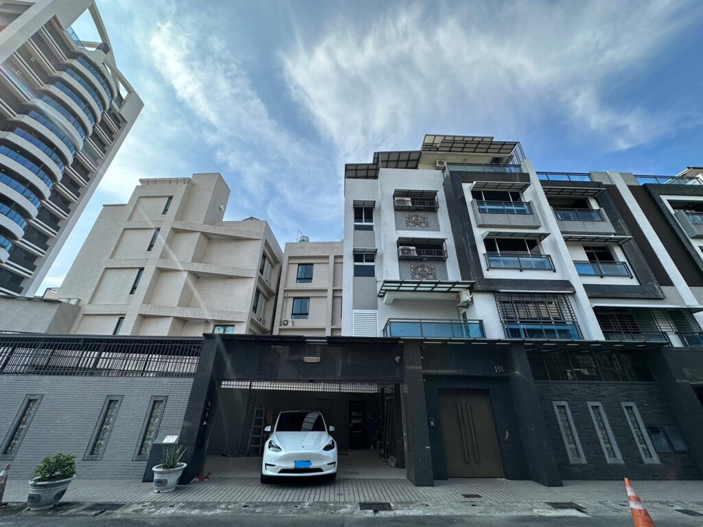 高雄市仁武區大同一街,透天厝,稀有仁武三角窗大面寬電梯車墅 | 房屋出售 | 樂屋網