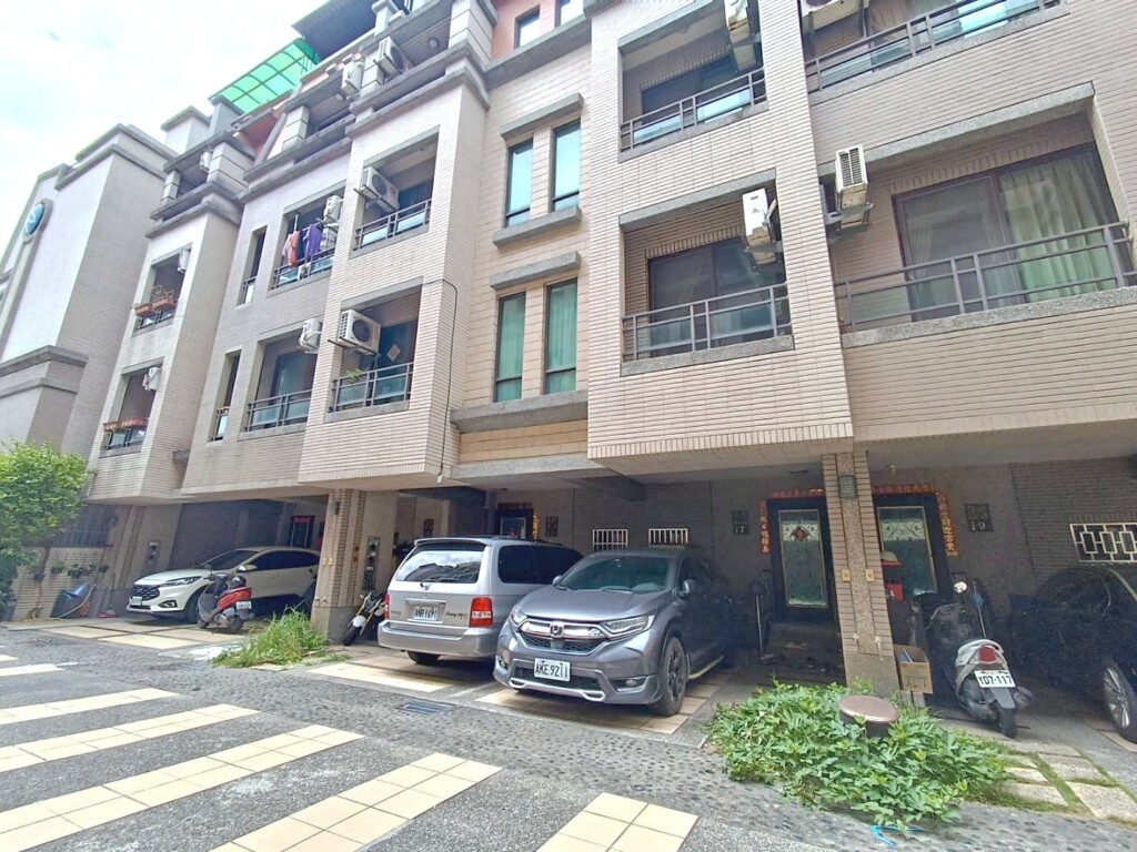 高雄市楠梓區土庫八街透天厝新楠家樂福⭐第一科大⭐社區型孝親車墅 房屋出售 樂屋網