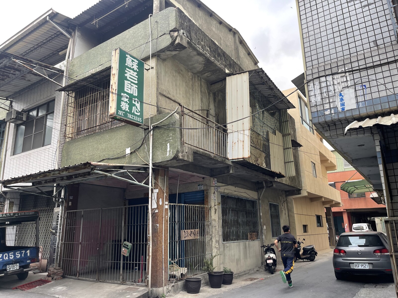 大寮國小騎樓透天門口停車需整理 高雄市大寮區買房子、房屋出售 樂屋網