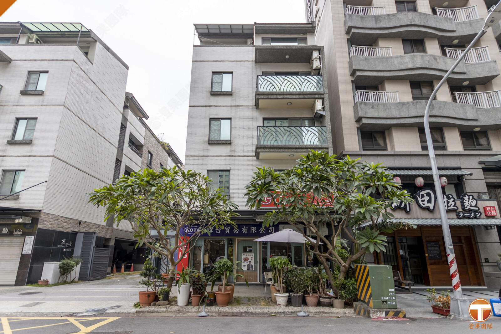 高雄市鼓山區美術東八街店面美術館搶手金寬透店 聯合醫院 美術館透天 店面 房屋出售 樂屋網