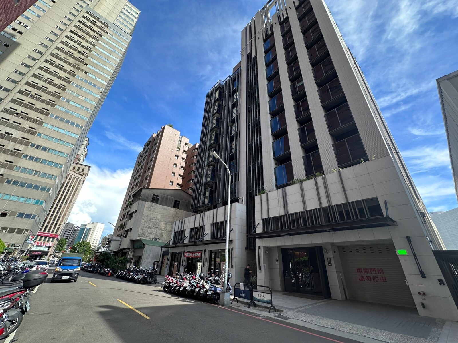 小陸推薦|勤美旁新屋齡質感美店面附平車 台中市西區邑富首席大苑買房子、房屋出售 樂屋網